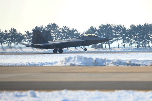 미 F-22‧B-52H 한반도서 ‘연합공중훈련’…‘확장억제 실행력 강화’ 일환 - 국방신문